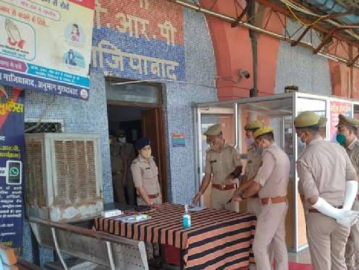 Was interrupted for not having a ticket in the train, was taken away in ...