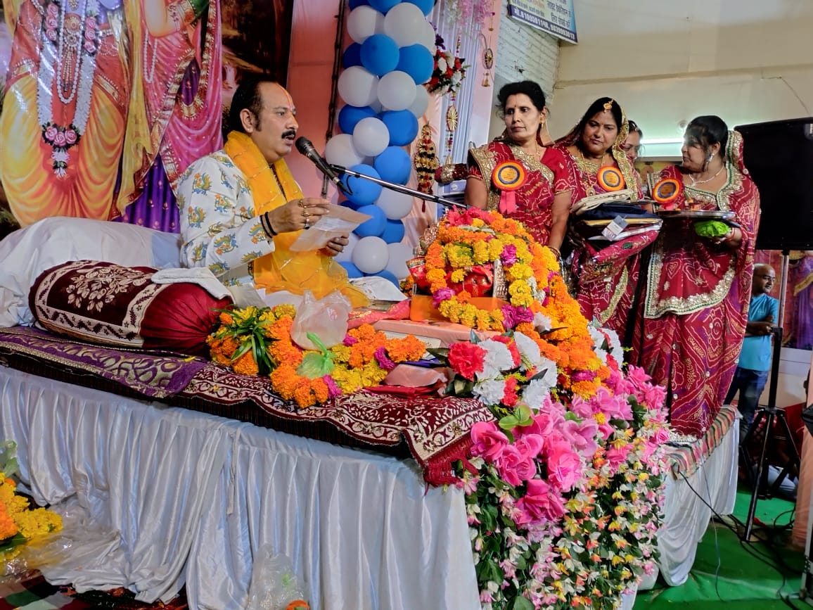 Pandit Pradeep Mishra said - A devotee is never poor, Sudama was a ...