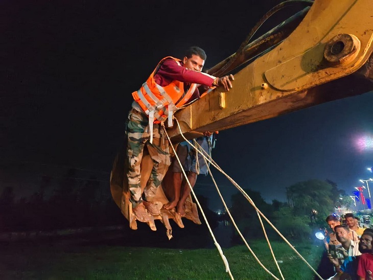खबर मिलते ही पहुंची SDRF की टीम; मानिसक रूप से कमजोर शख्स को बांधकर ...