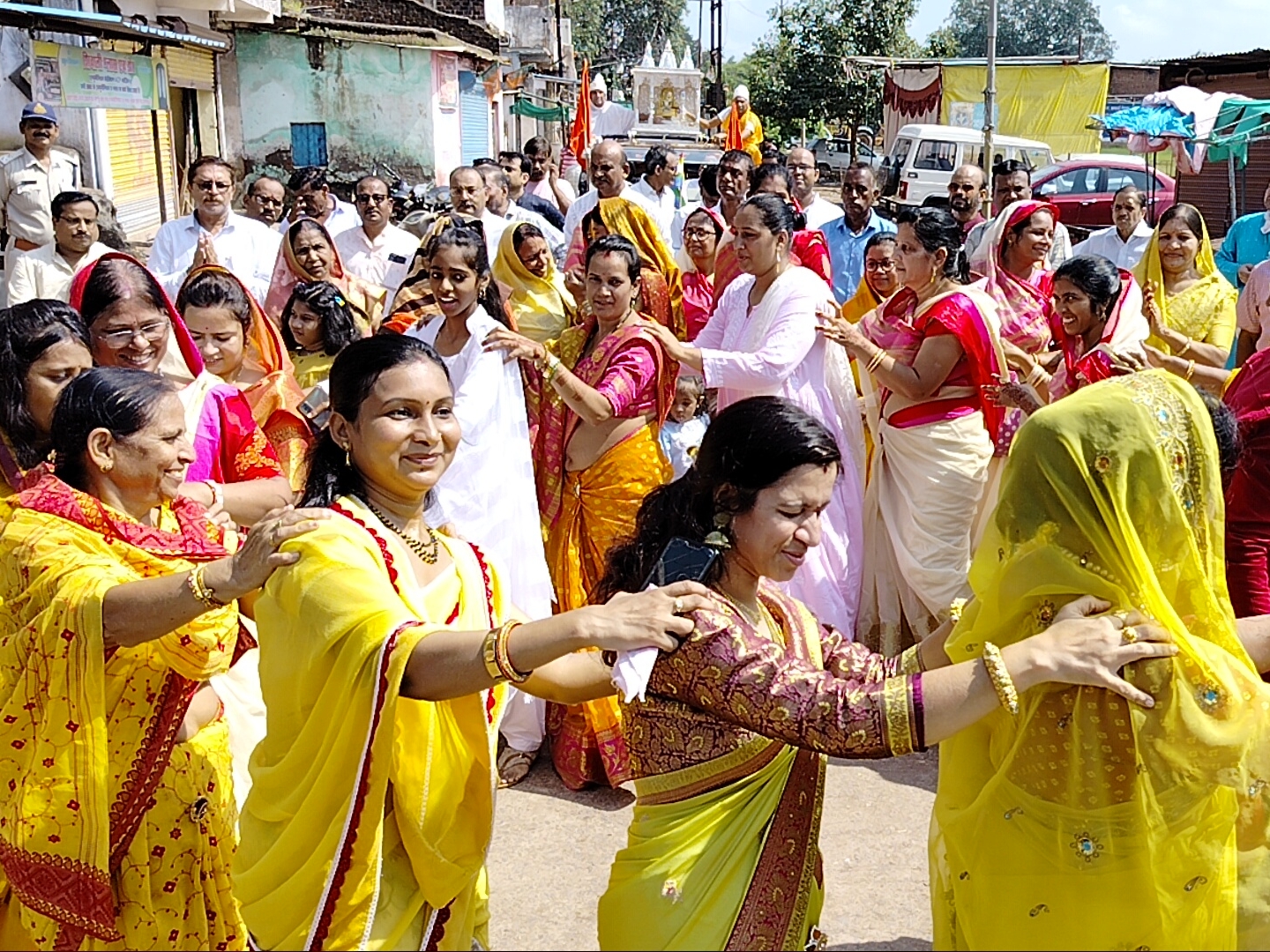 Journey started from Jain temple, women played Garba, worshiped from ...