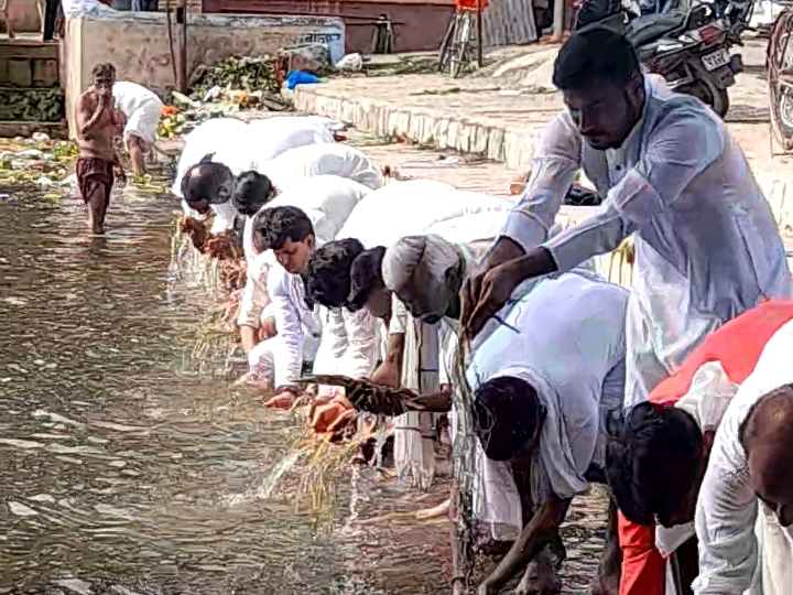 दमोह के नदी तालाबों में अपने पूर्वजों को याद करते हुए तर्पण करने पहुंचे ...