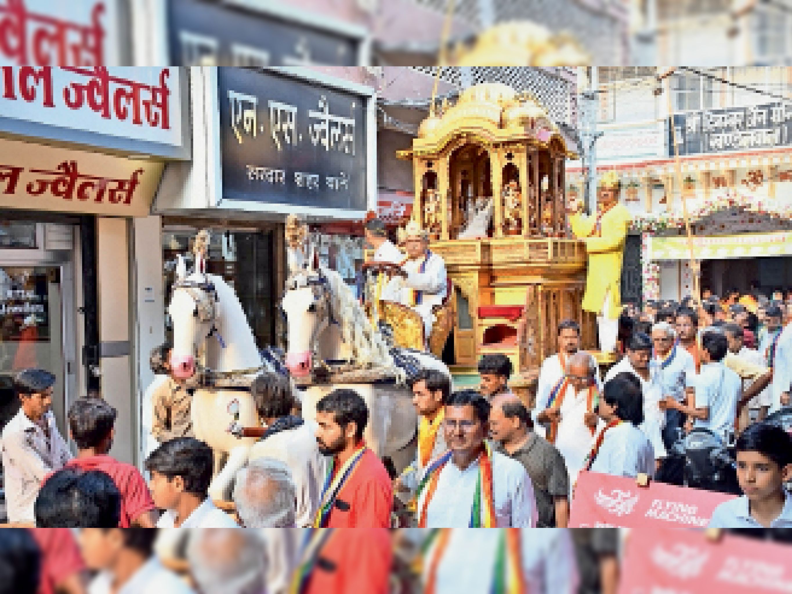 Lord Jinendra was carried in the city on a golden chariot, people ...