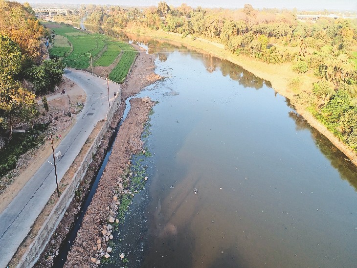 Will put 880 meters till Muktidham. of sewerage line, will mix water in ...