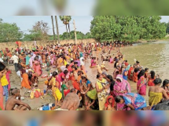 Devotees take a dip in Ganga Ghat of Barhiya on Bhado Purnima | आस्था ...