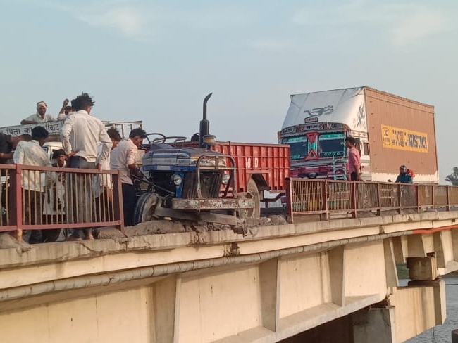 12 people were in the vehicle, the accident occurred due to the wheel ...