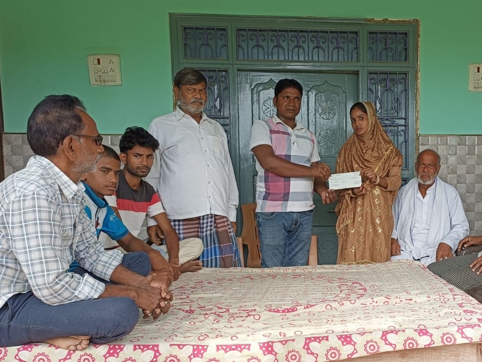 three lakh cheque to widow woman in khagria; bihar bhaskar latest news ...