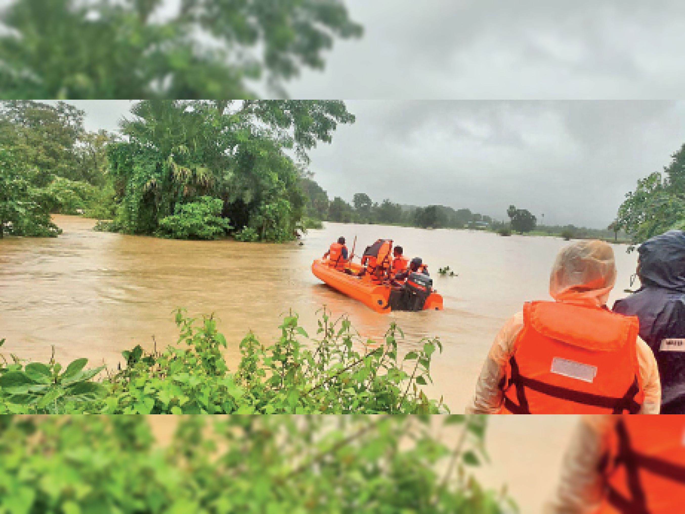 Heavy rain in Bastar, boat sailed in the wards of Bijapur | मौसम अपडेट ...