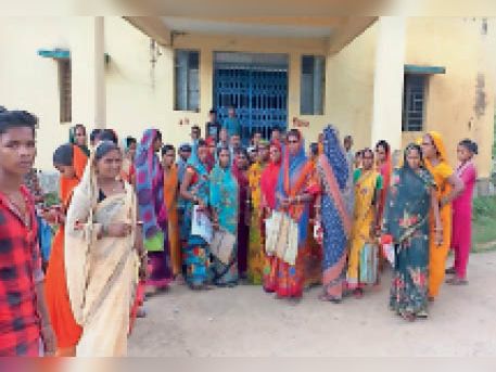 Farmers of Taraiya Panchayat protested in front of Belhar e Kisan ...
