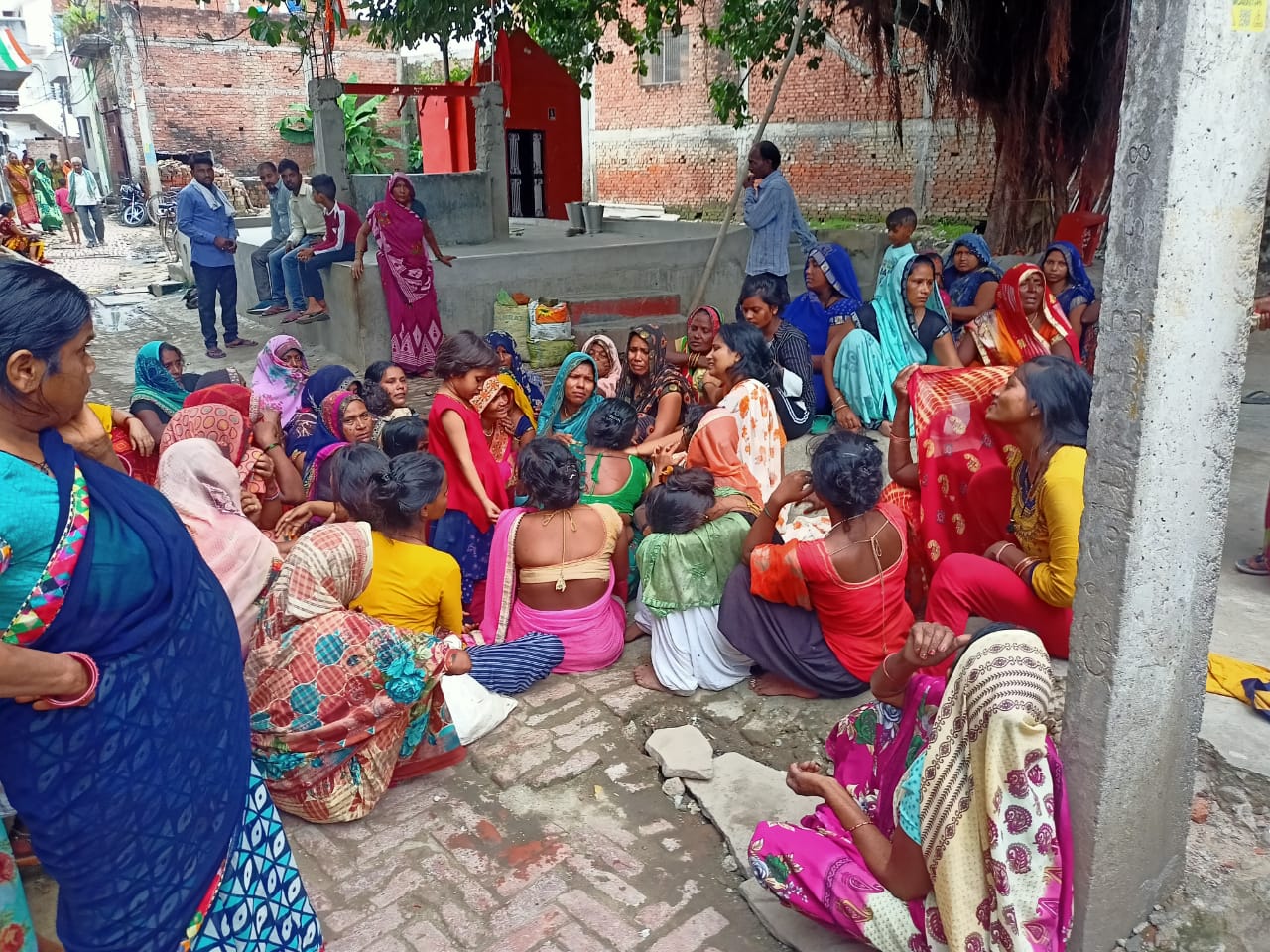 Disaster fell from the roof of a dilapidated house in Varanasi; a child ...