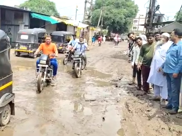 The route from Azad Nagar crossroads to Hazrat Shah's dargah ...