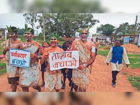 Distributed plants as a jungle boy, took out a rally | पर्यावरण संरक्षण ...