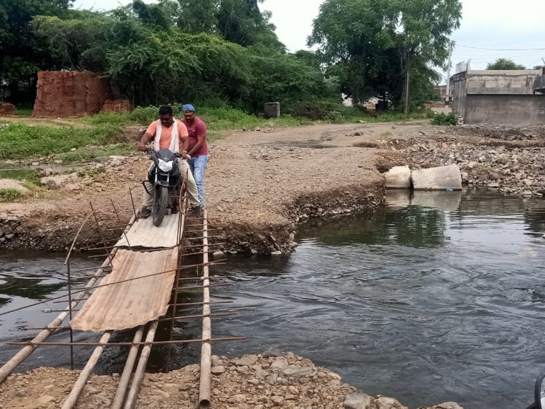 Villagers made mini bridge of Patre by juggling, crossing the river ...