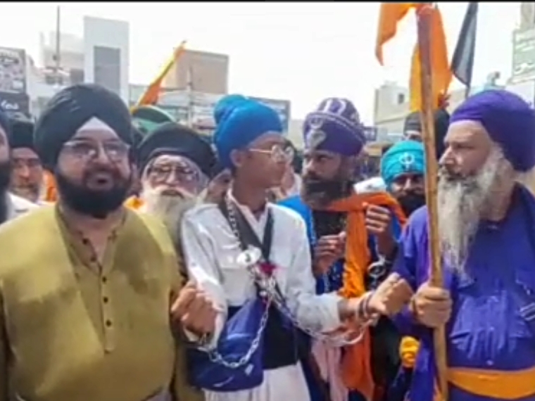 People of Sikh community joined themselves in chains, wearing black ...