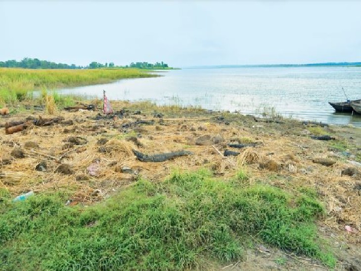 For the Santhal tribesmen, the Barani Ghat of the Damodar river in ...