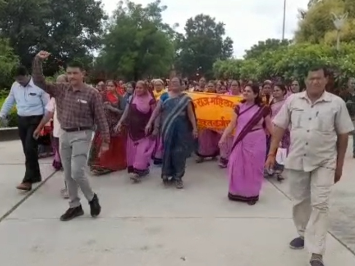 Anganwadi workers demonstrated in mini secretariat in Jhalawar ...