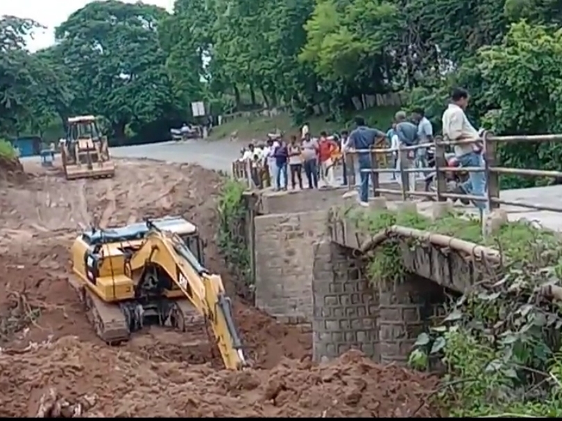 Temporary construction of Pipariya Jabalpur Highway broken link culvert ...