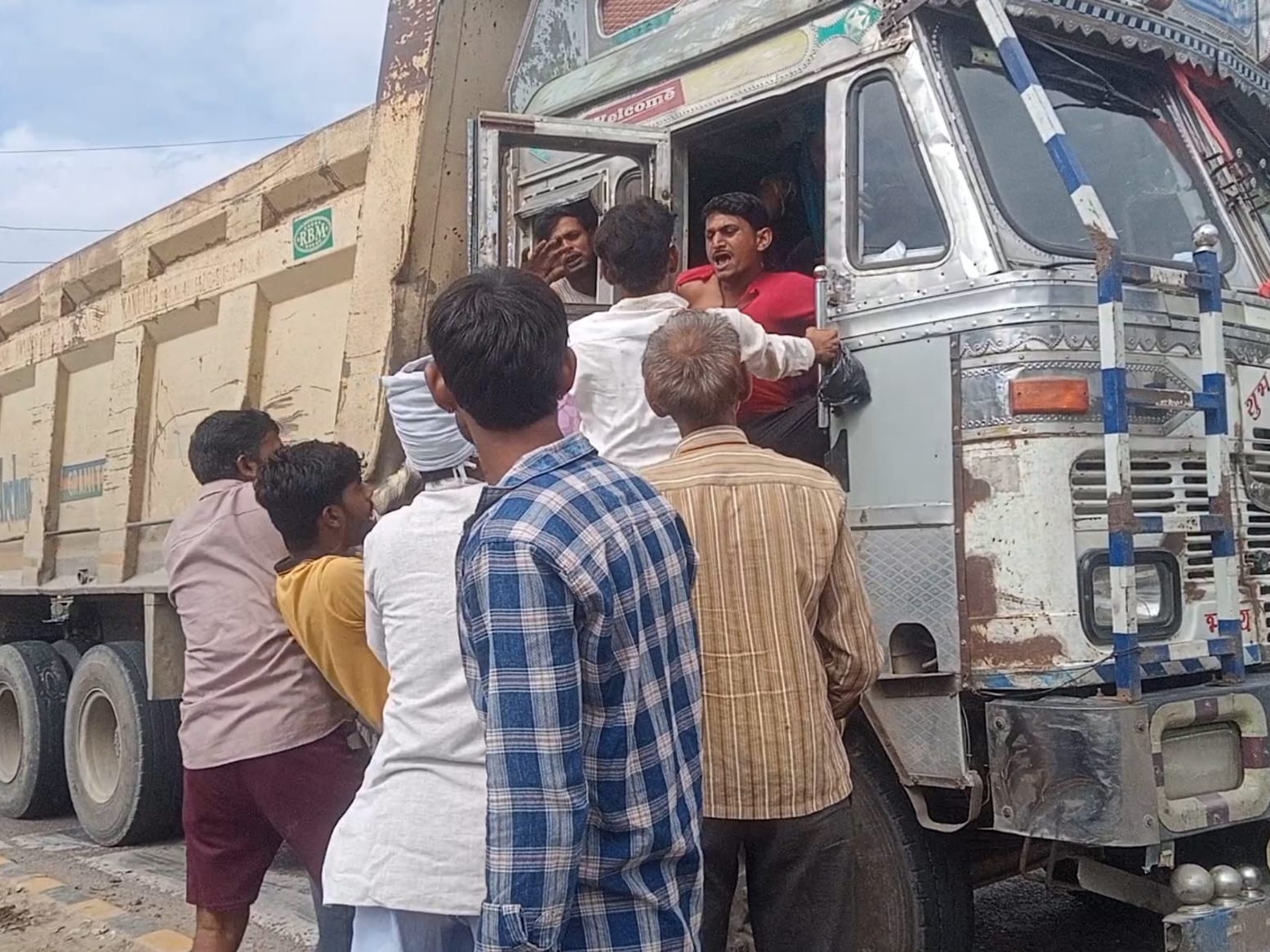 In Hamirpur, road hooliganism between the dagger operators, the truck ...