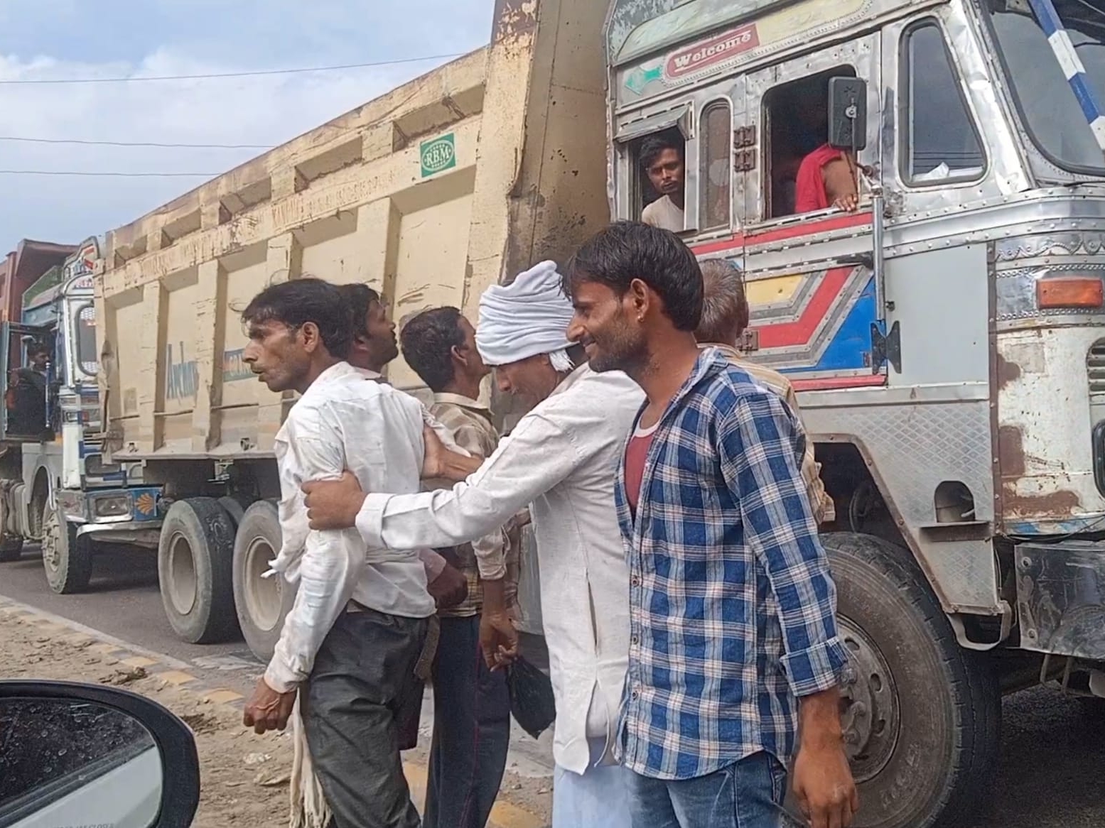 In Hamirpur, road hooliganism between the dagger operators, the truck ...