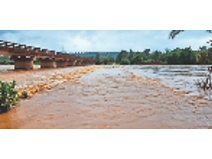 Flood water rises for the fourth time on the old culvert of Kotri river ...