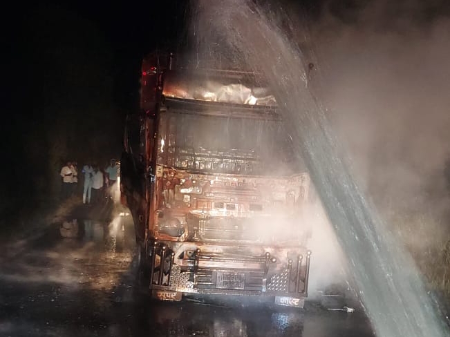 The CNG tank in the truck caught fire, three fire tenders brought the ...