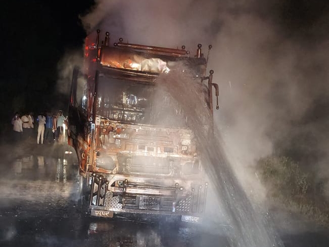 The CNG tank in the truck caught fire, three fire tenders brought the ...