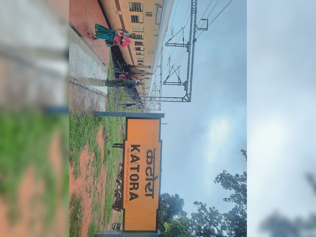 8 coaches out of platform in Katora station, people upset | असुविधा ...