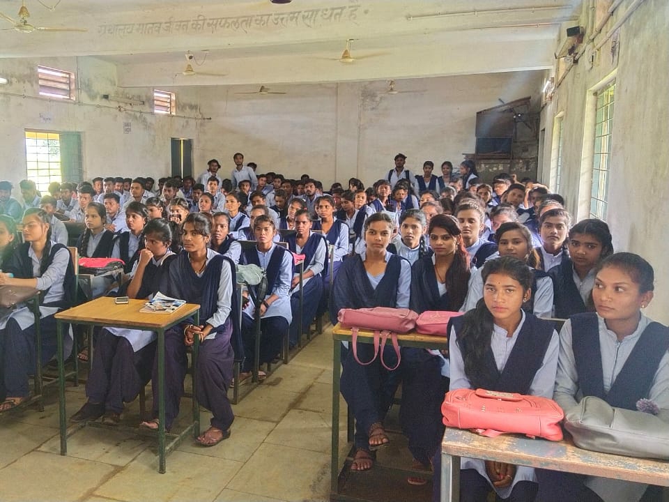 Teachers in school and college told the importance of Hindi to the ...