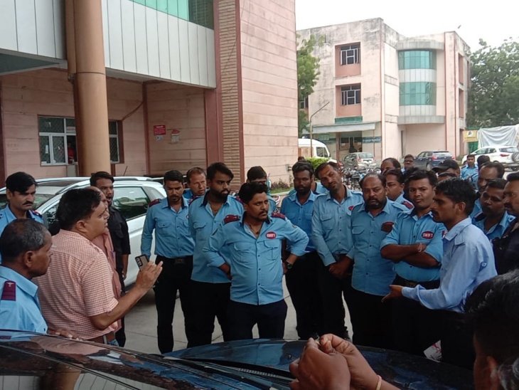 Angry security guards strike in Jhalawar due to non-payment of salary ...