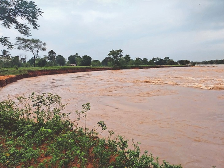 Approach road of Darri Anicut of Dongargaon area changed the direction ...