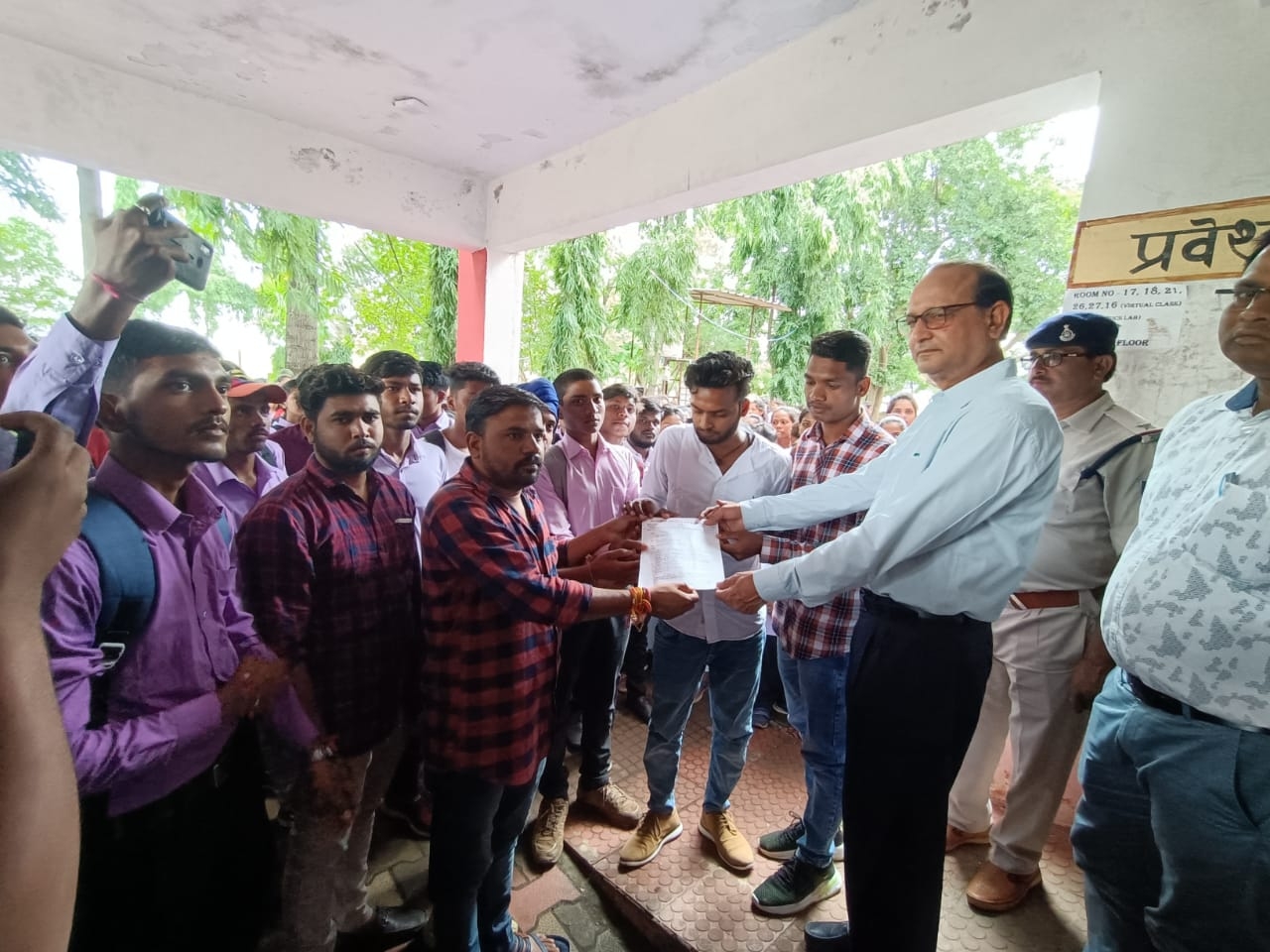 Expressed anger against the chaos in Tulsi College | एनएसयूआई ...