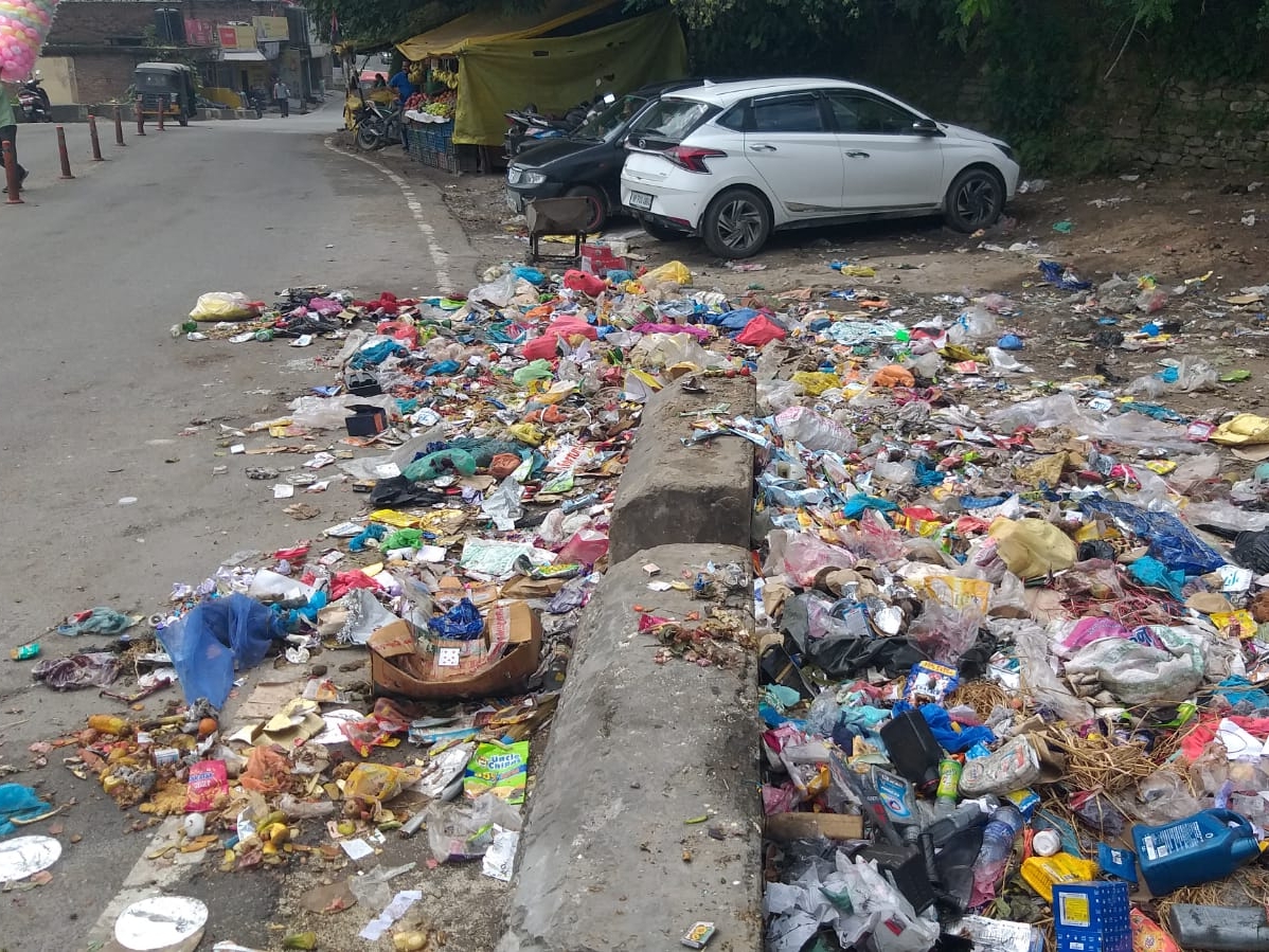 Kullu's Gandhi Nagar drain becomes dumping site | कुल्लू का गांधी नगर ...