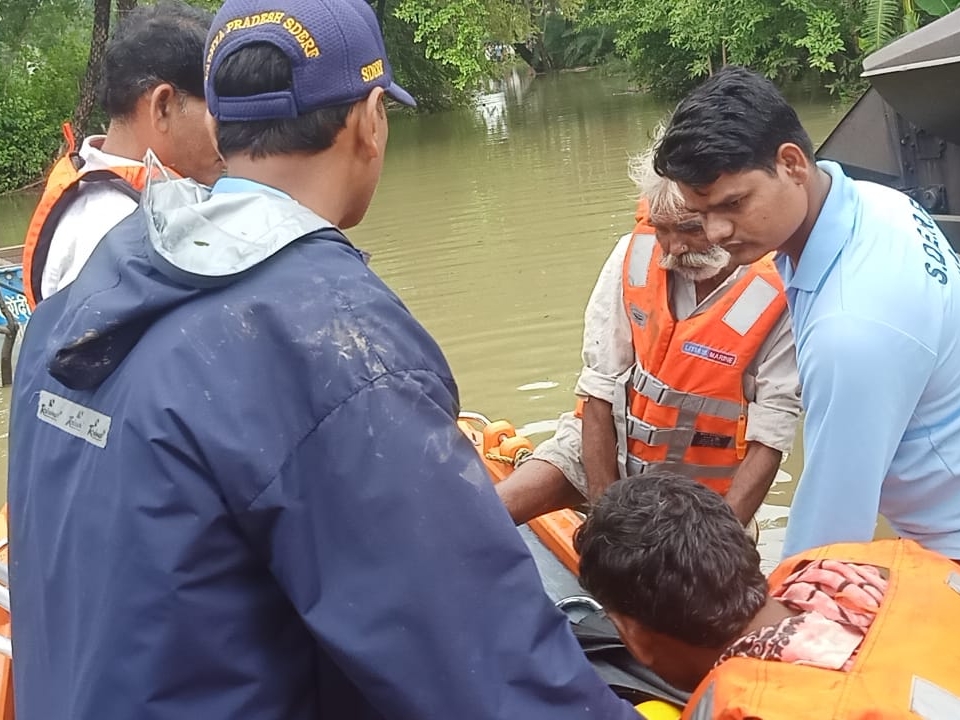5 people were rescued by SDERF, saved lives by sitting on tractor ...