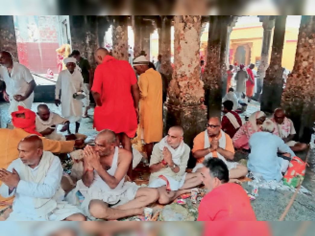 Pinddanis performed Pind Daan with Kheer, Khova and Barley on Vishnupad ...