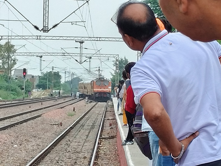 Samalkha Railway Station; Elderly Attempted Suicide | पानीपत में ट्रेन ...