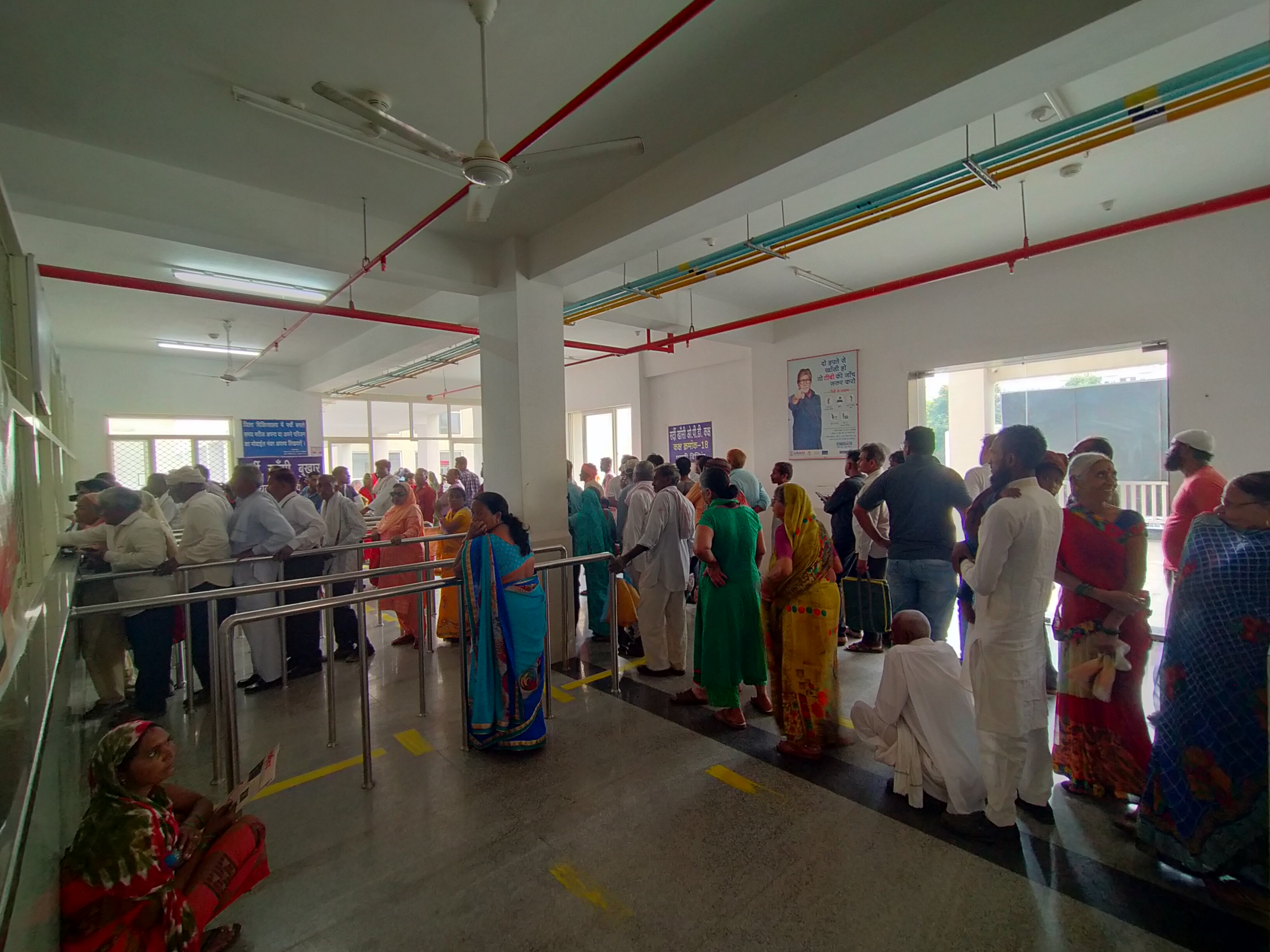 Long queue of patients in district hospital, daily OPD exceeds 1500 ...