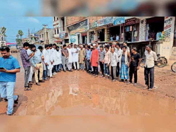 Huge potholes on Dhaka-Pakridayal road, MLC instructed SDM to make it in 20 hours | लोगों में ...