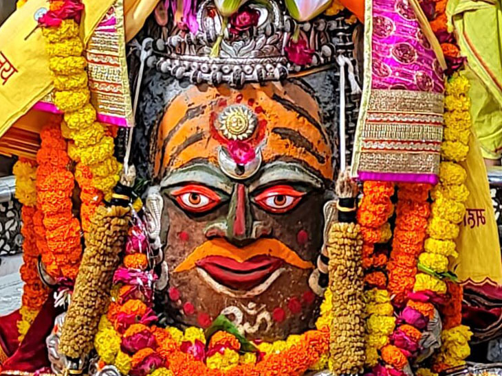 मस्तक पर चन्दन का त्रिपुण्ड, रजत चंद्र और सूर्य धारण कर बाबा महाकाल ने ...