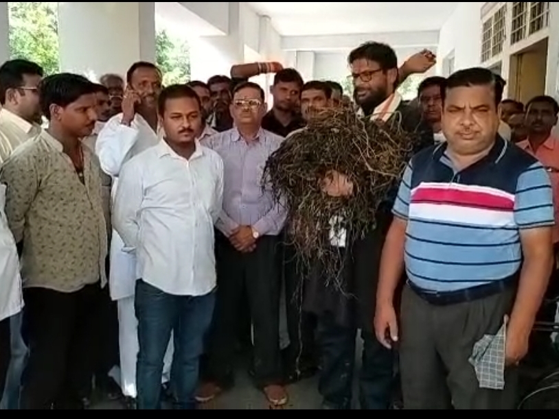 Pradeep Jain demanded compensation by keeping the bad crop in the ...