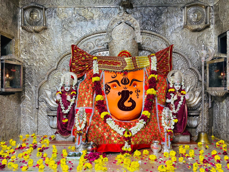 Lord Ganesh and Hanuman ji's punishment court, grand aarti with dholak