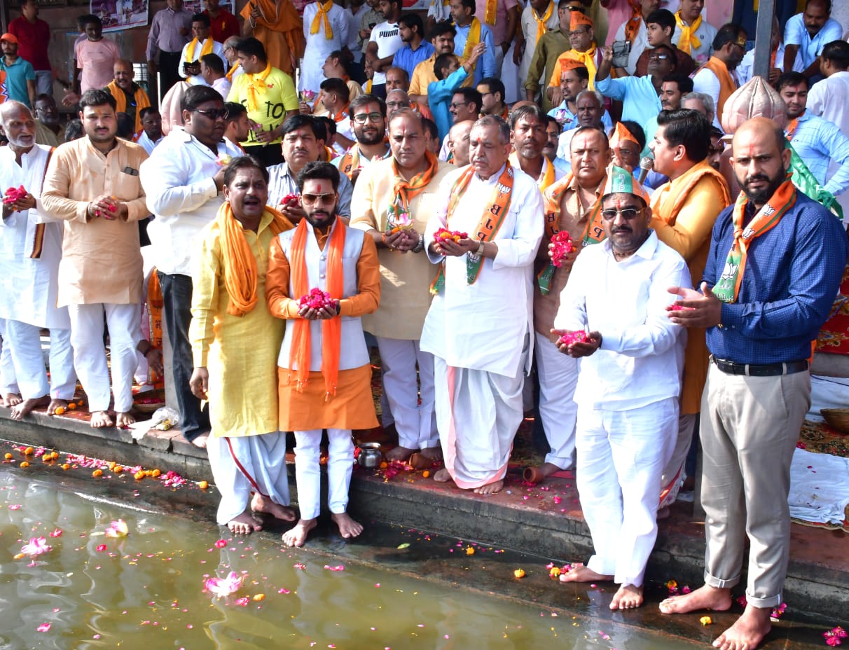 Maa Yamuna worshiped with 73 lotus flowers in Mathura | प्रधानमंत्री ...