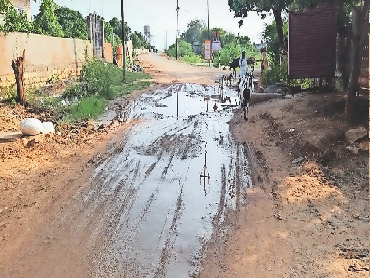 1-1 feet deep potholes in 2 km road, it is difficult to get out in the ...