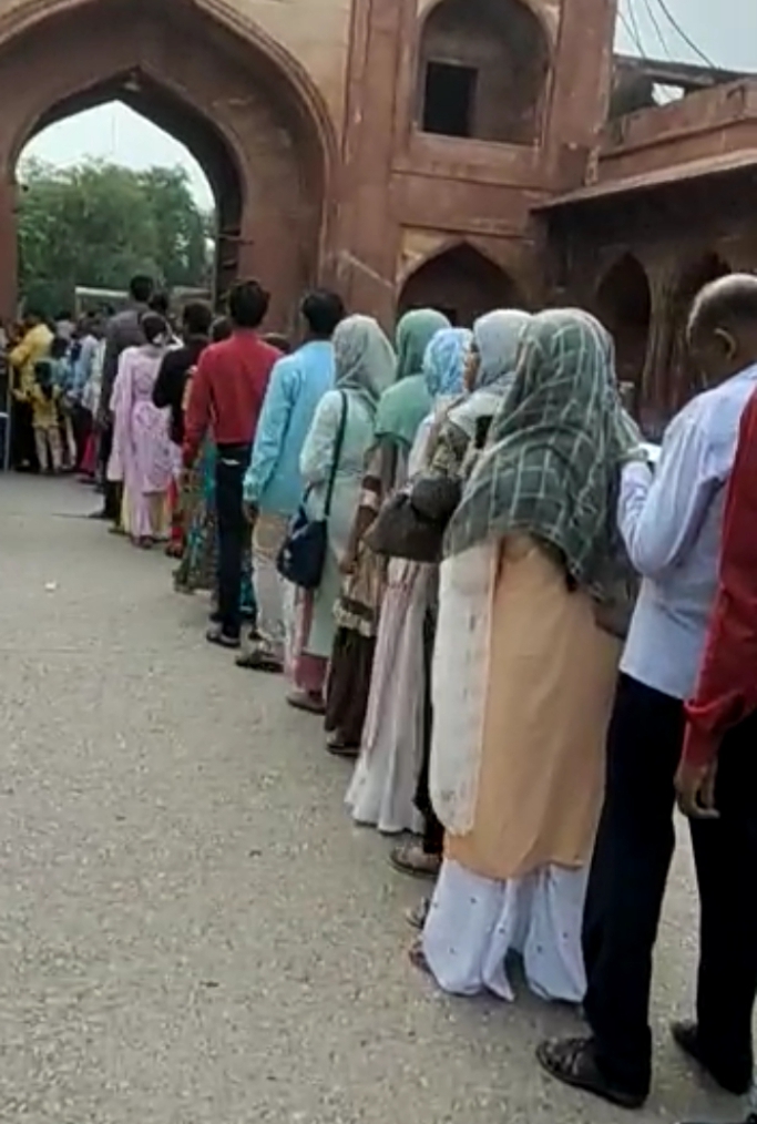 Evacuation from only one turn style gate at Taj Mahal, tourists protest ...