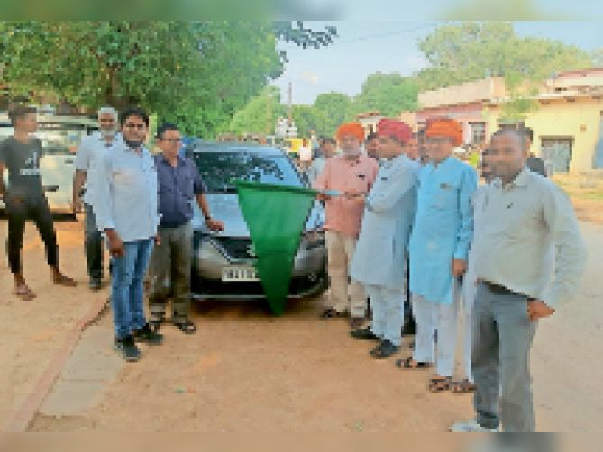 Retired vet built a mobile van in the car to save the cow from the ...
