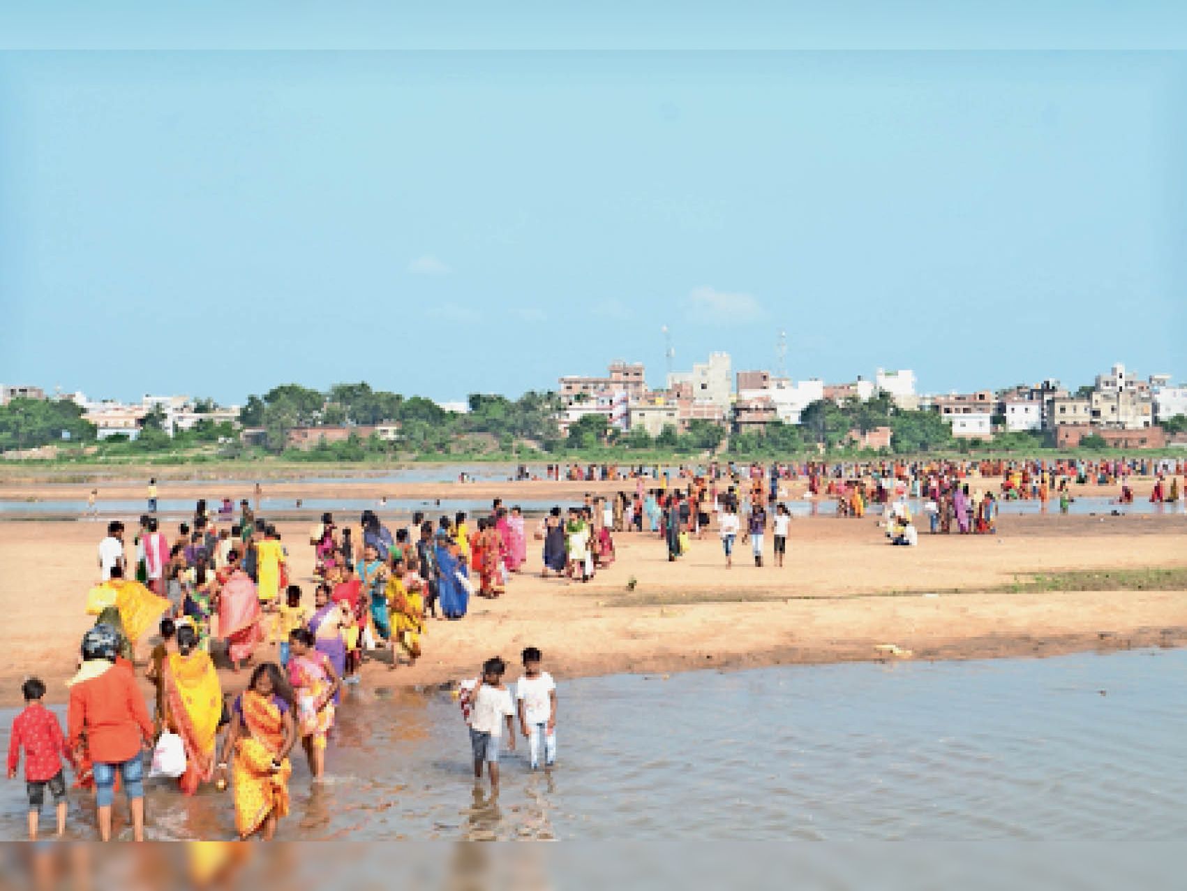 The devotees took a dip in Phalgu, observing Nirjala fast, worshiped ...