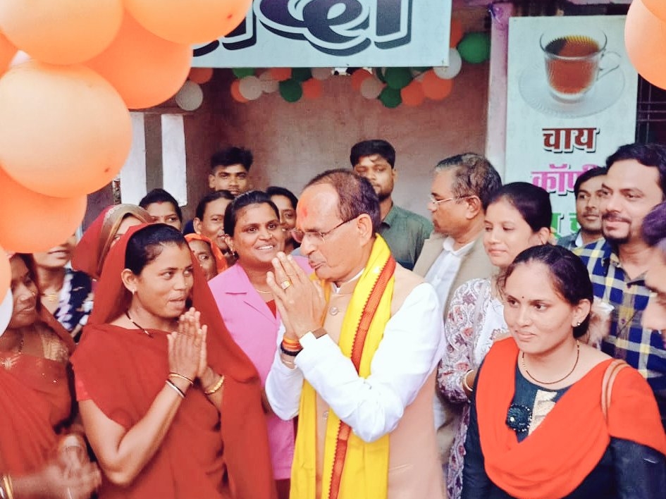 Didi Cafe was shown on the way to Chargaon in Mandla, when she returned ...