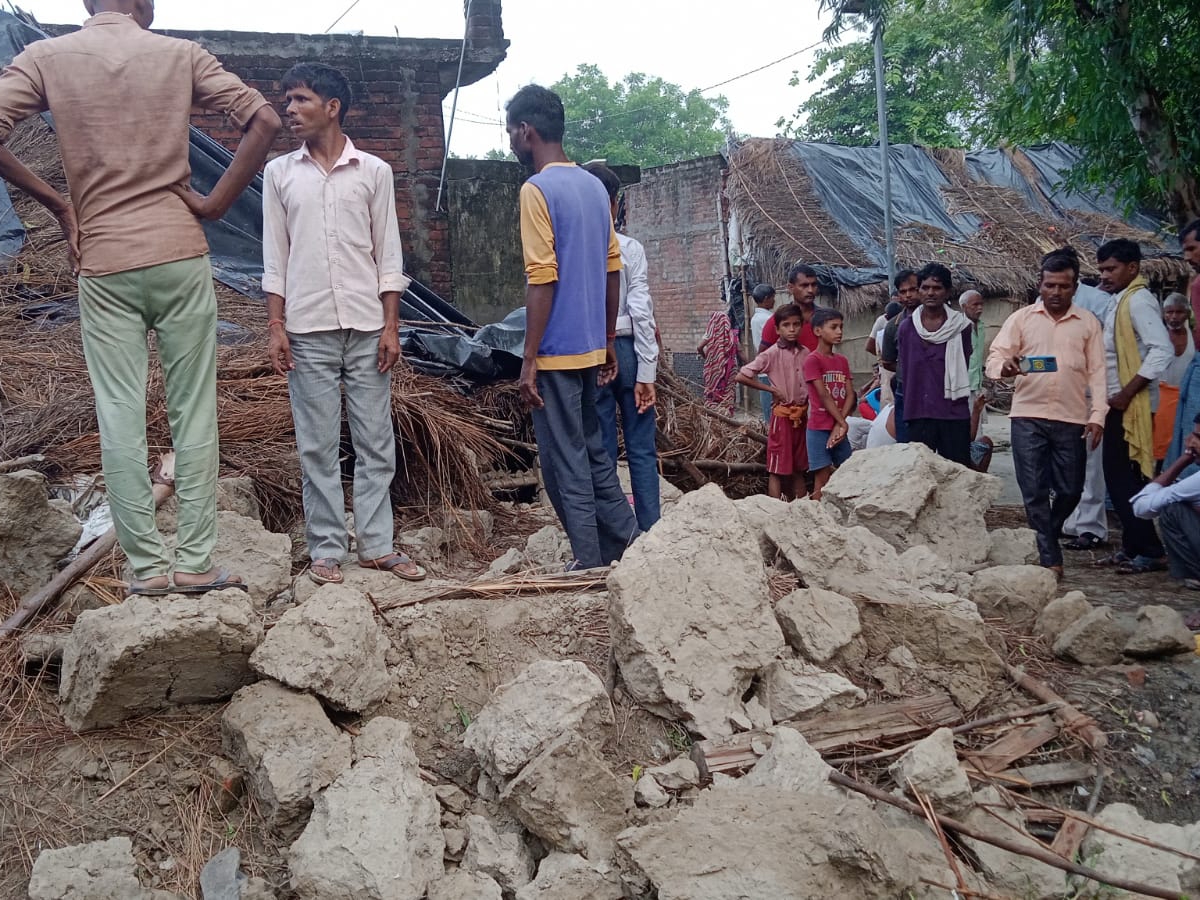 In Barabanki, aunt and nephew died due to the collapse of a mud wall Were sleeping under the ...