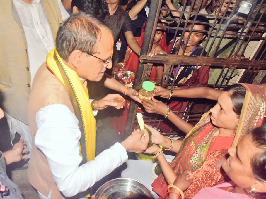 Didi Cafe was shown on the way to Chargaon in Mandla, when she returned ...