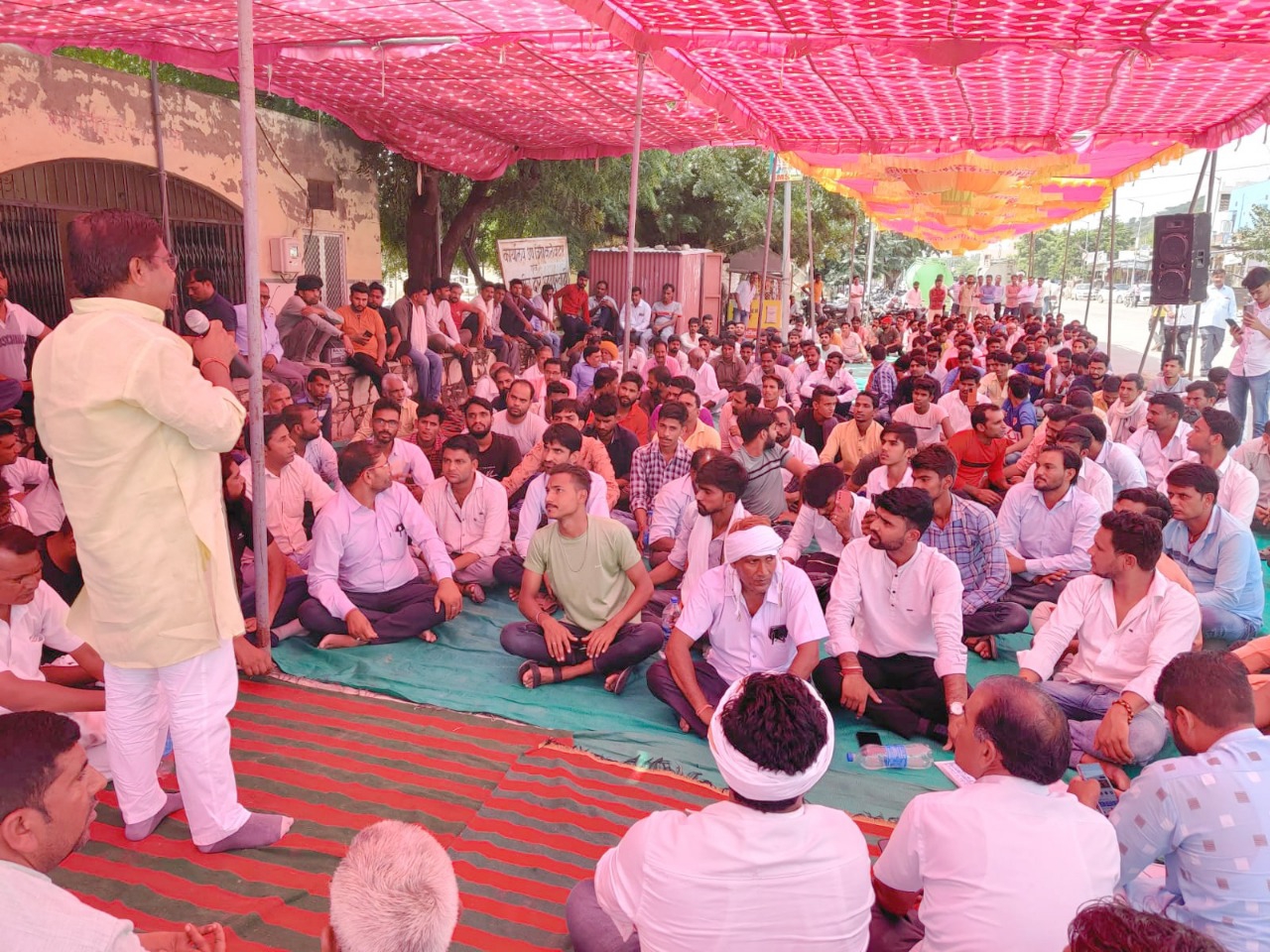 People of Saini society staged a sit-in in front of Udaipurwati ...