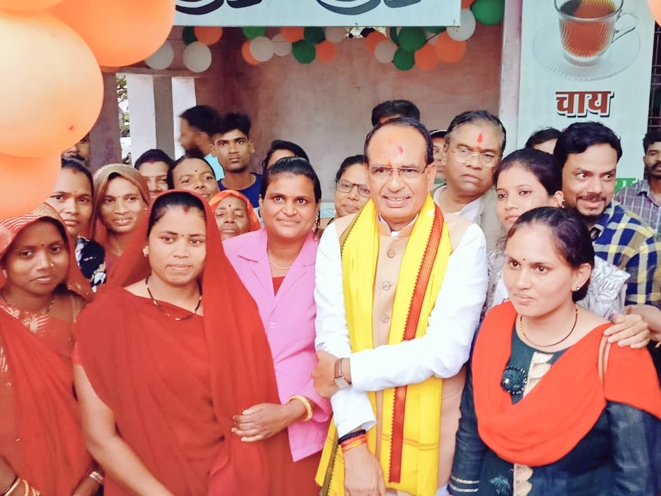 Didi Cafe was shown on the way to Chargaon in Mandla, when she returned ...