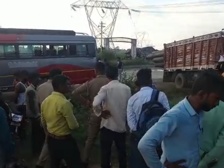 Three injured in accident, trauma center referred; The bus was going ...